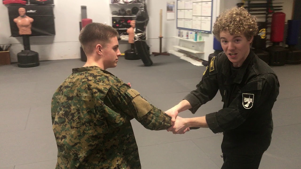 Butterfly knife defense - YouTube