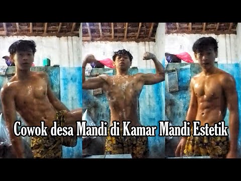 Cowok desa Mandi di Kamar Mandi Estetik