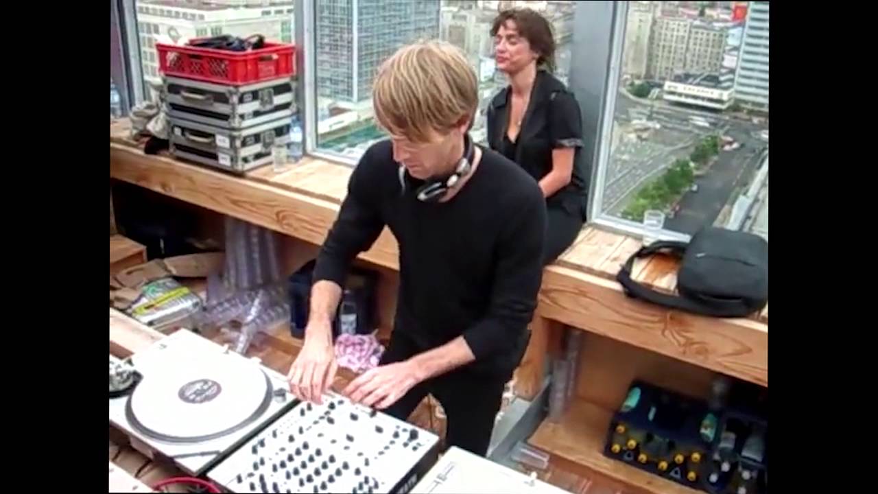 Richie Hawtin playing "Cowbell". BEST MINIMAL TRACK EVER!! - YouTube