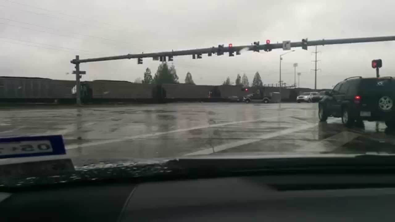 Freight train blocking crossing in Baton Rouge - YouTube