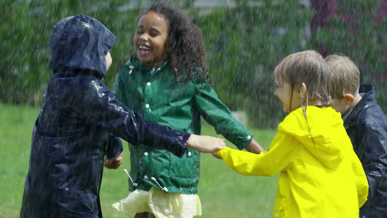 Kids dance in rain #shorts - YouTube
