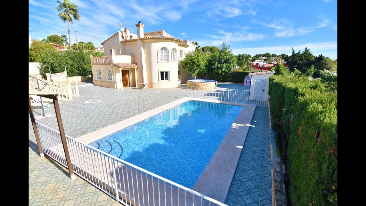 A 4 bedroom villa in Calpe, with pool and sea views, just 1 km distance ...