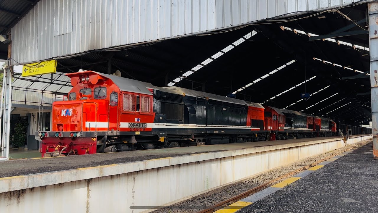 Kereta Api Babaranjang Ft Triple Traksi CC 202 Persiapan berangkat dari ...