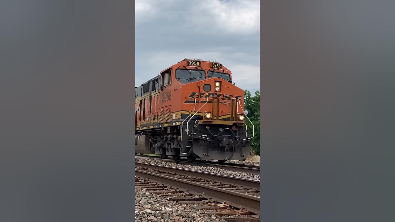 Tier 4 leads Fast BNSF Grain train!! #bnsf #bnsfrailway #train - YouTube