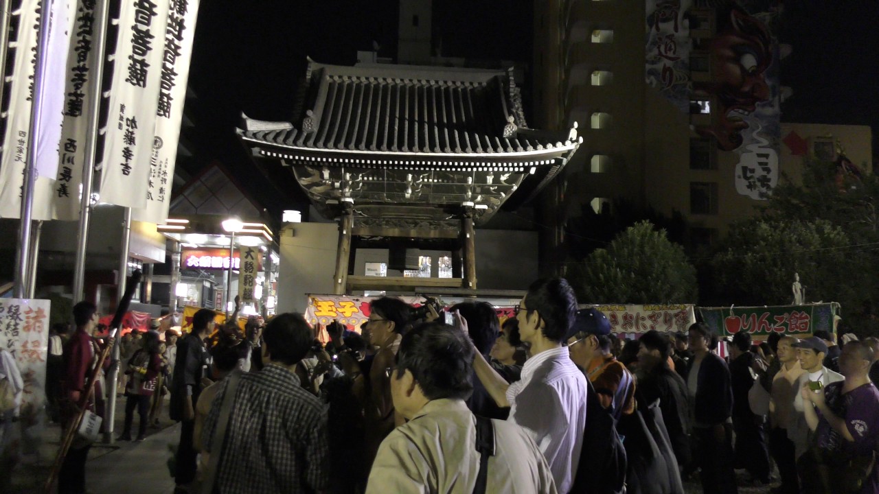 Street performance japanese golden bodypainting butoh dancer - YouTube
