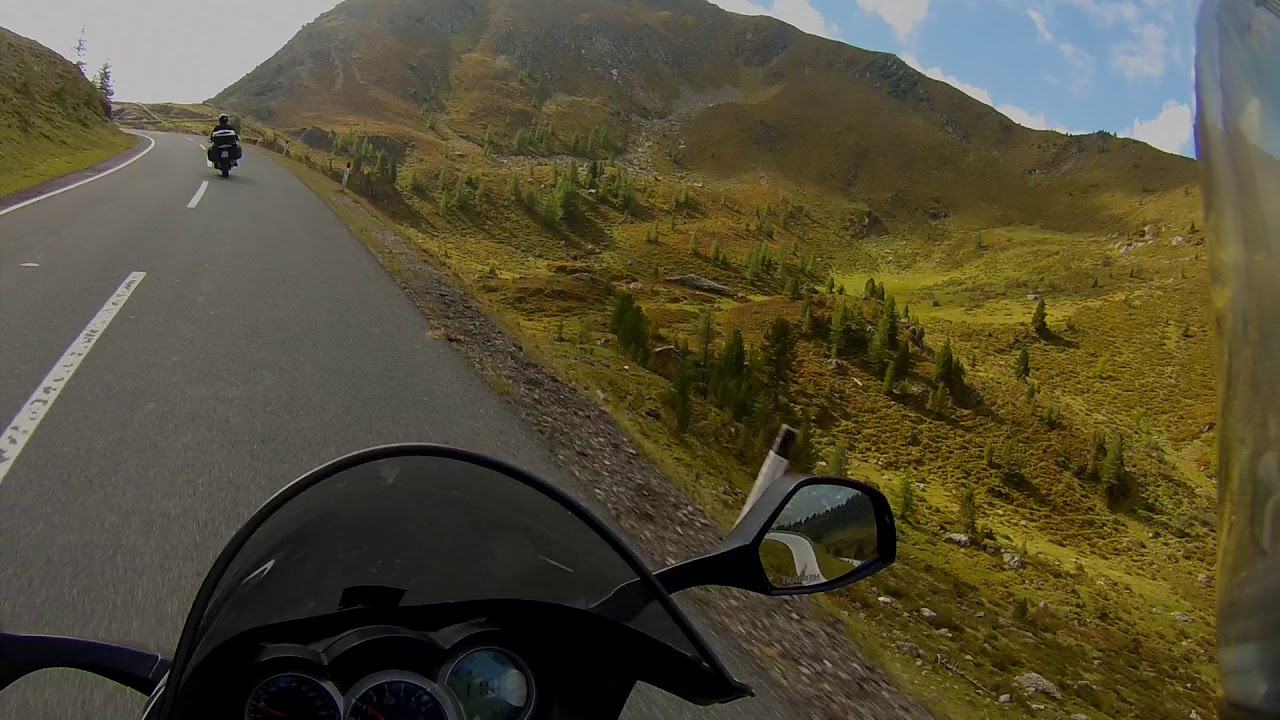 Alpy motocyklem Nockalmstrasse Triumph Sprint ST 1050 goni za BMW RT ...