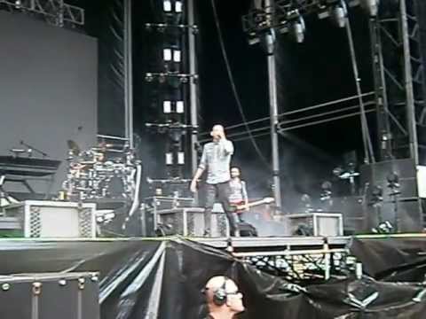 Linkin Park stopping show to help injured fan - Soundwave 2013 - Sydney ...