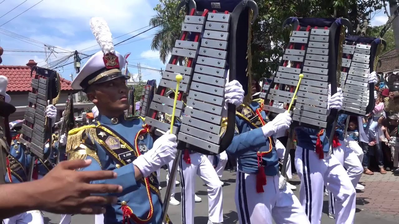 Penampilan Apik Drumband Taruna AL di Depan Pemkab Tulungagung 14 Des ...