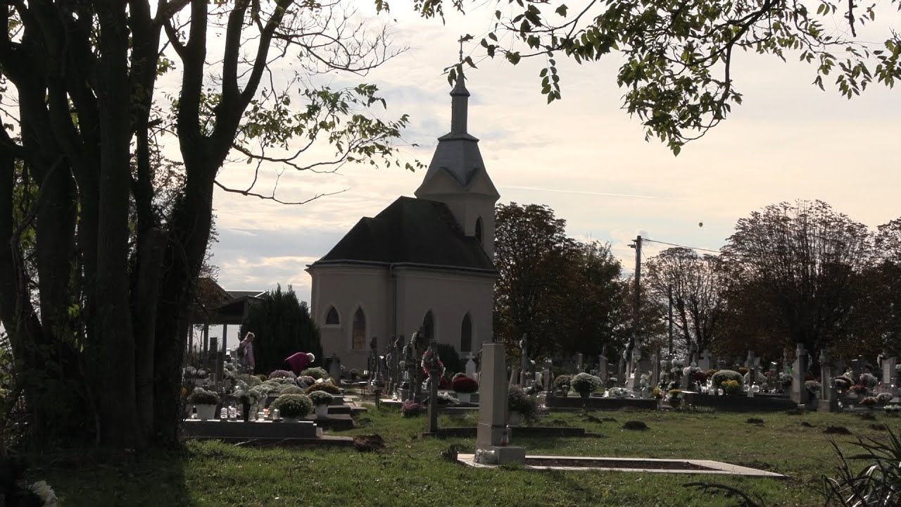 ...zöldesfehér krizantém illata van a temetőnek... - YouTube