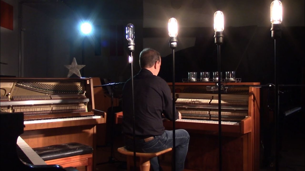 Musikalisches Adventsfenster - 3. Advent - David Plüss - YouTube