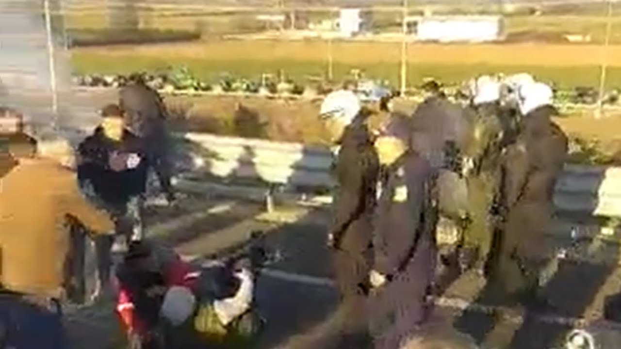 Απρόκλητη επίθεση των ΜΑΤ κατά των αγροτών στην Καρδίτσα - YouTube