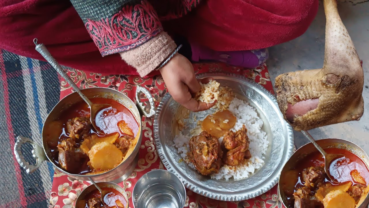 kashmiri desi kokur te gogji recipe | chicken and shalgam recipe ...