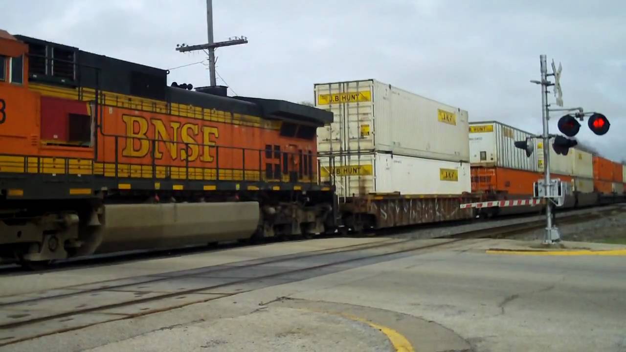 BNSF 5181 Z-Train At Crossing, Galesburg, IL - YouTube