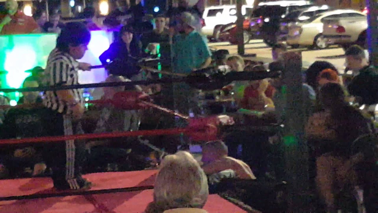 Midget wrestling at bombshells Webster Texas - YouTube