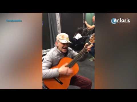 Músico callejero interpreta la canción “El bueno, el malo y el feo\