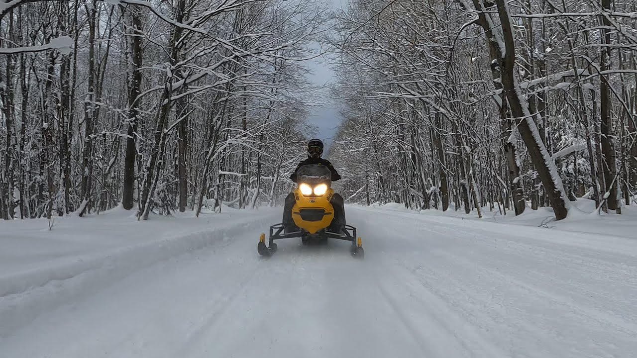 DISCOVERING | Snowmobiling the Gogebic Area - YouTube
