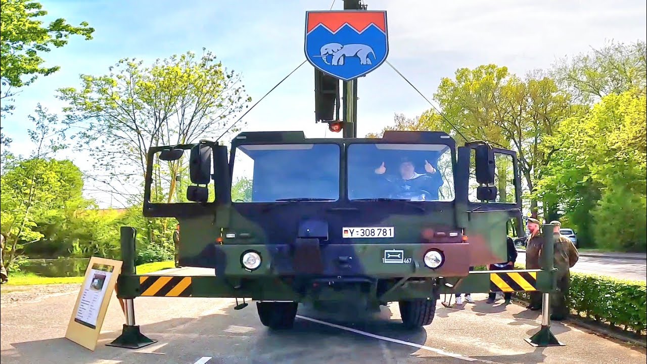 Die Bundeswehr präsentiert ihre Oldtimer Fahrzeug Lkws Unimog beim ...