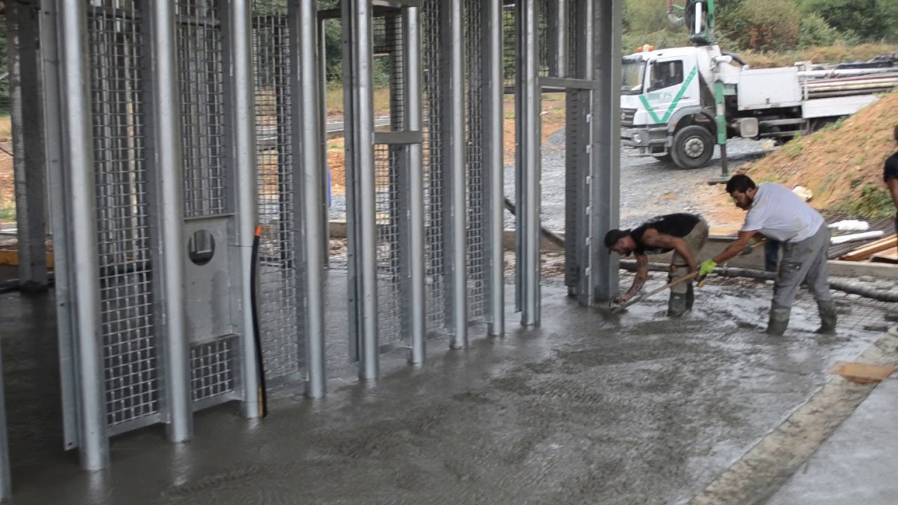 Almost done with pouring the concrete / Presque fini avec la coulée du ...