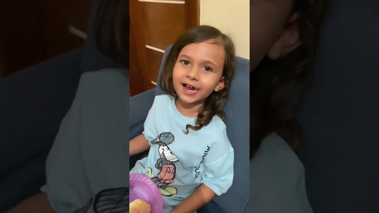 Nicole Kate brincando com pulseiras neon - YouTube