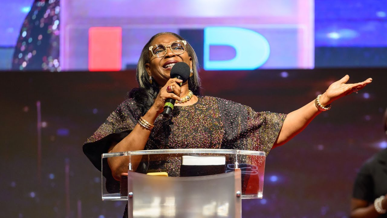 Powerful Worship Moment with Mrs Ibukun Awosika - YouTube