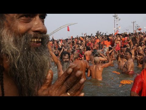 Milyonlarca Hindu günahlarından arınmak için Kumbh Mela Festivali'nde