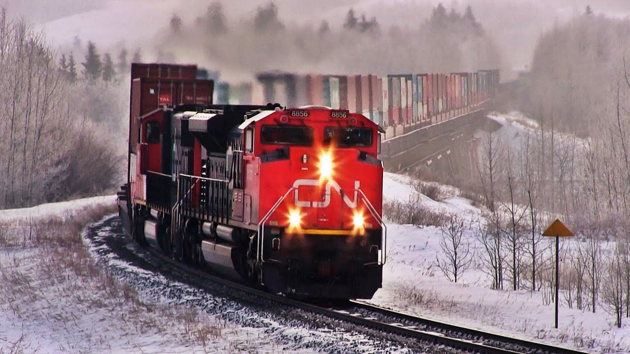 Frosty Winter Trains At Magnolia, VIA RAIL & CN SD70M-2 with BIG Double ...