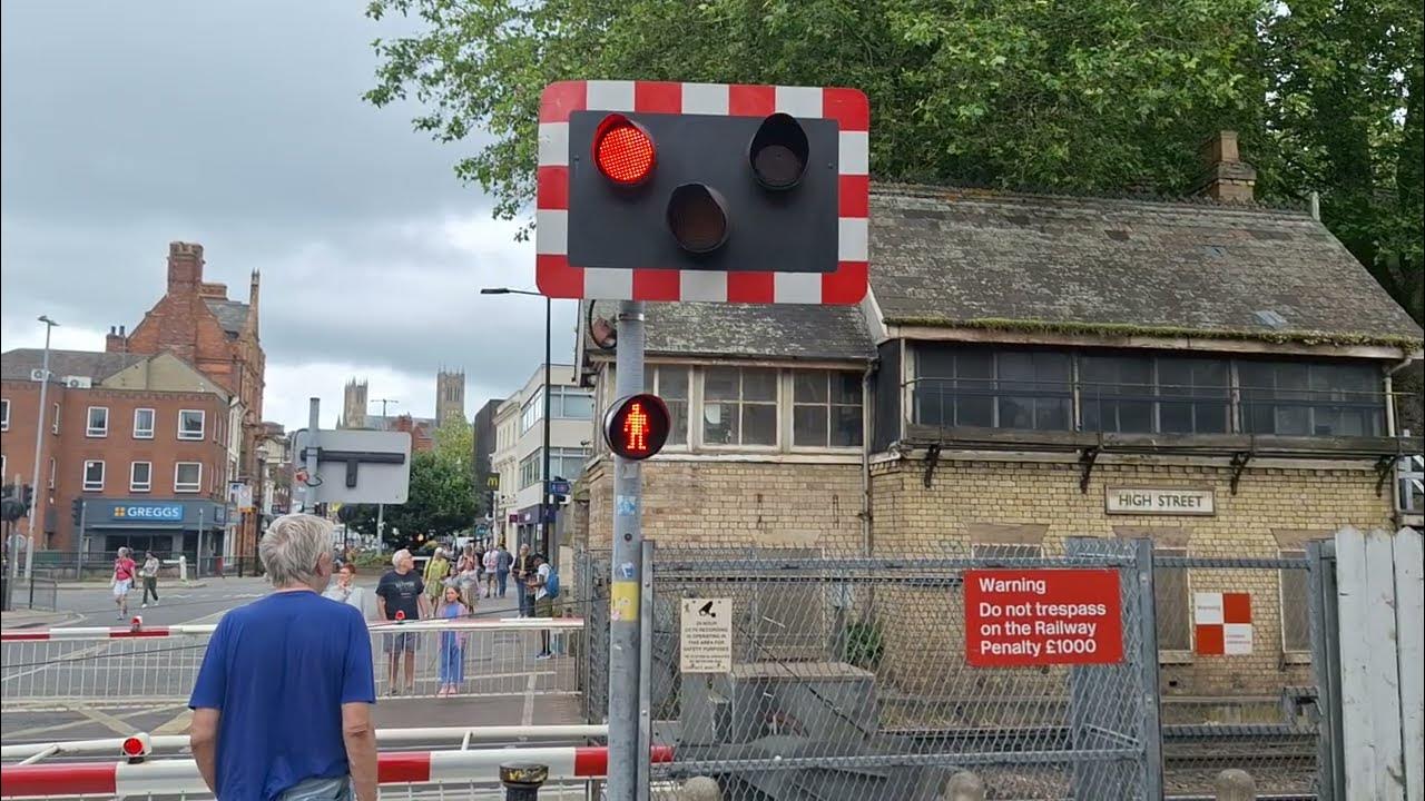 Lincoln High Street Level Crossing - Lincolnshire - YouTube