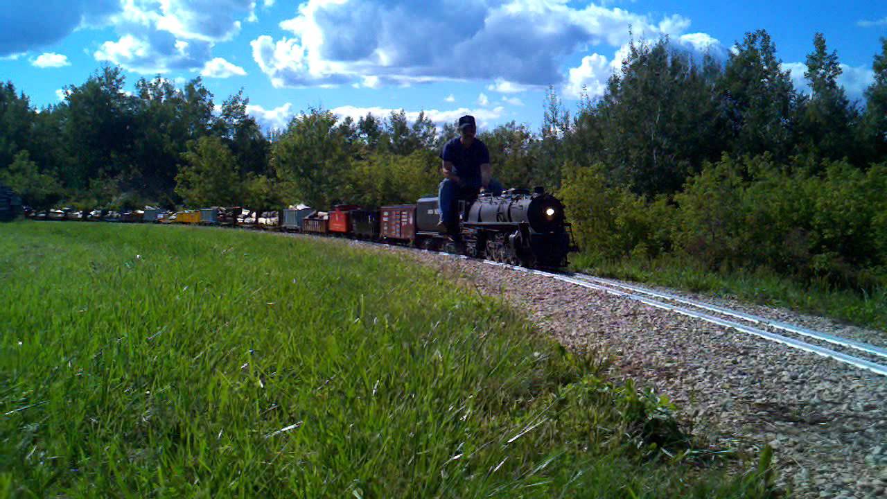 UP 814 with SP F units as helpers on big pulpwood train. - YouTube