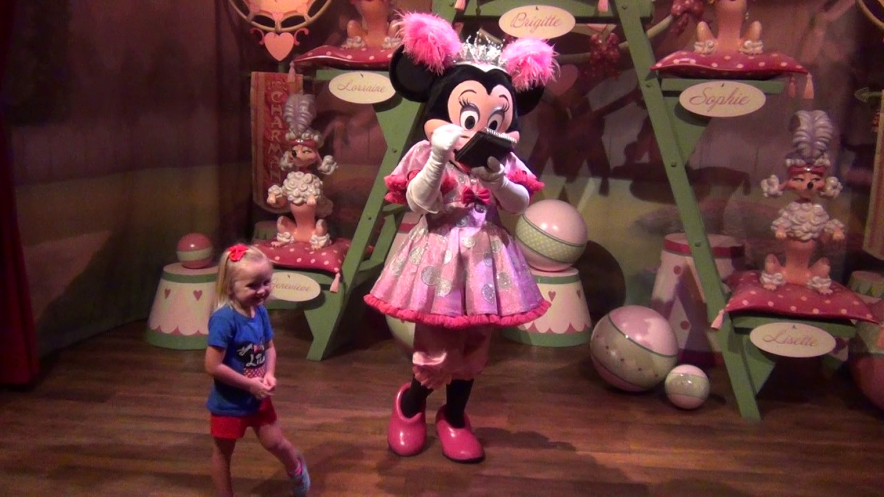 Lila meets Minnie Mouse - YouTube