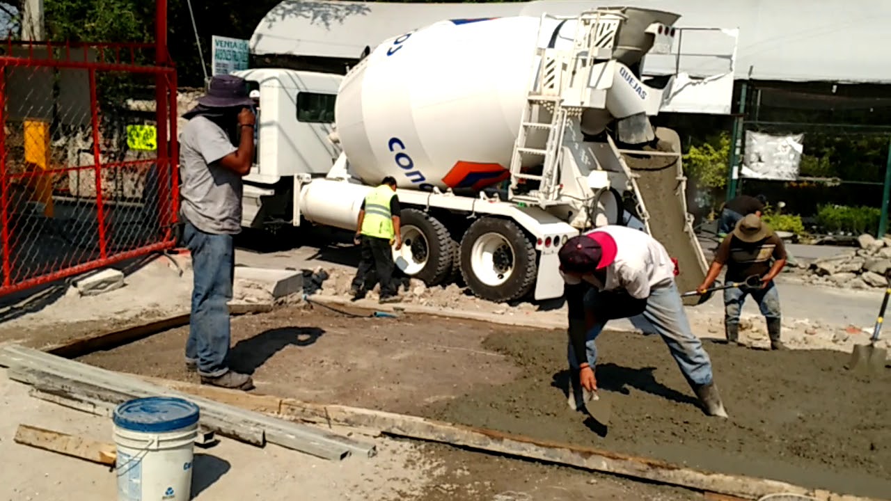 Camión revolvedor hechando concreto para una rampa vehicular - YouTube