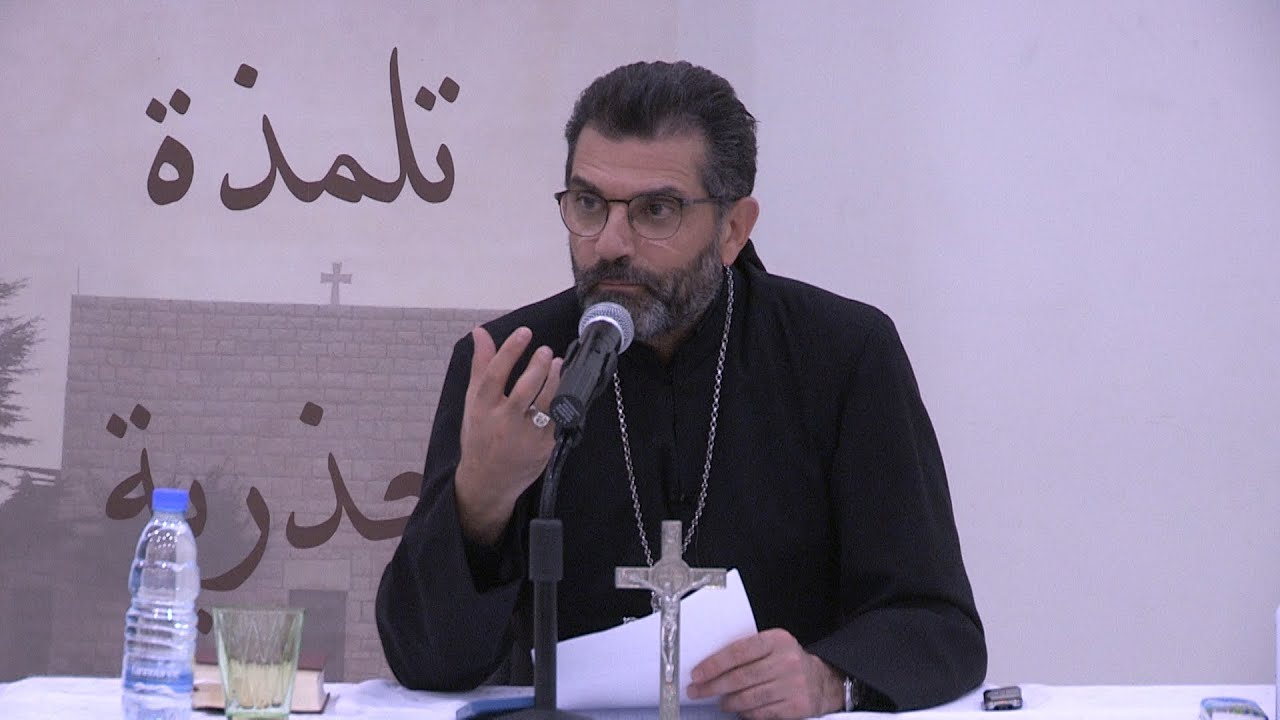 ستجدون طفلا مقمّطا مضجعًا في مذود مع سيادة المطران أنطوان بو نجم