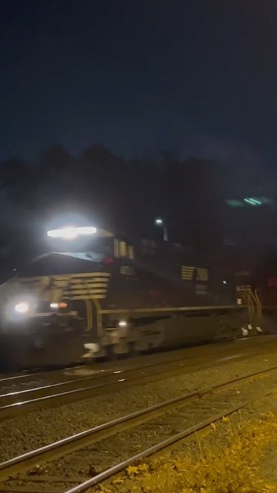 NS 4711 AC44C6M leads NS 269 through Piscataway with a friendly crew & a nice K5LA! - YouTube