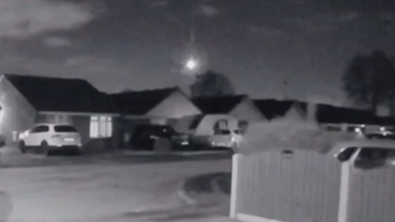 Fireball! Doorbell Camera Captures Meteor Exploding in the Sky - YouTube