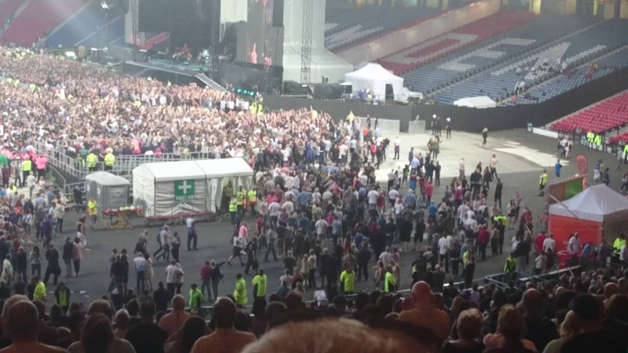 bruce springsteen getting the fans to cheer near end of concert - at ...