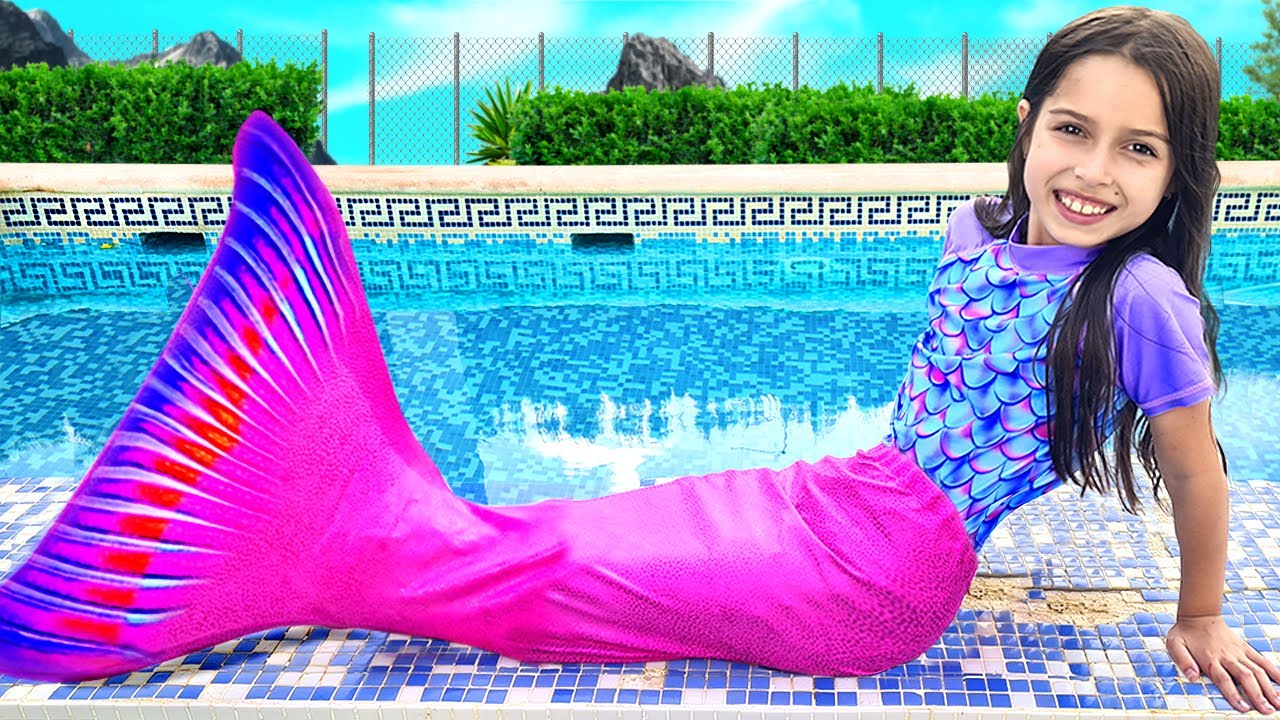 Me convierto en sirena en la piscina y mi mama me ayuda. Adri es una ...
