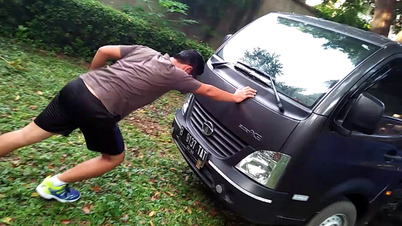 Teman saya mendorong mobil tangan 1 kalau ada orang mengundank kami ...
