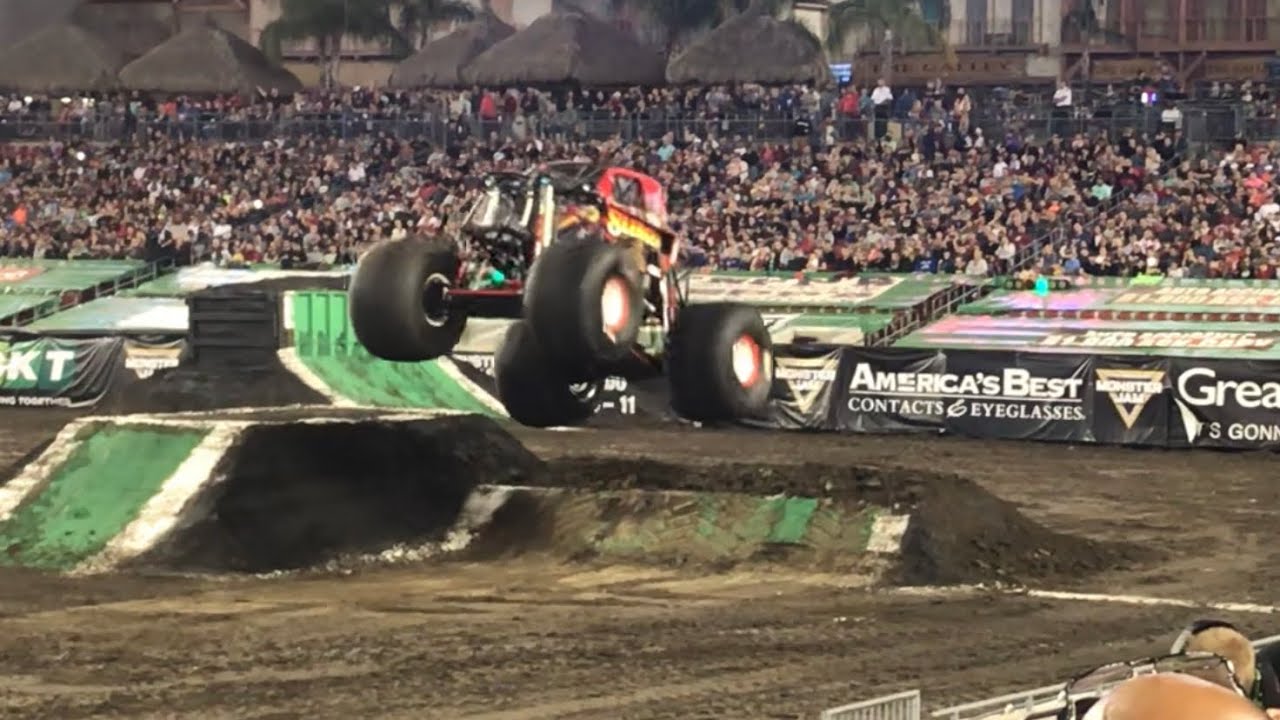 Monster Jam - Slinger (Scott Hartsock) Freestyle Tampa 2019 (Show 1 ...