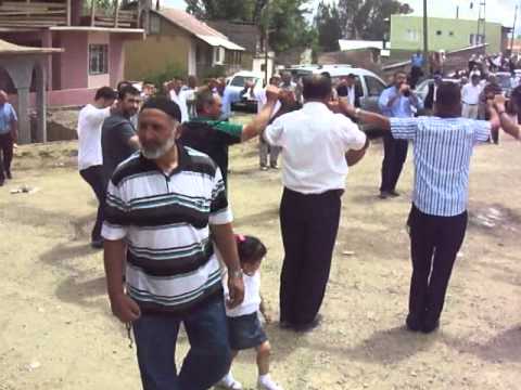 Muslum esliginde ozen koyu meydaninda dizden kirma