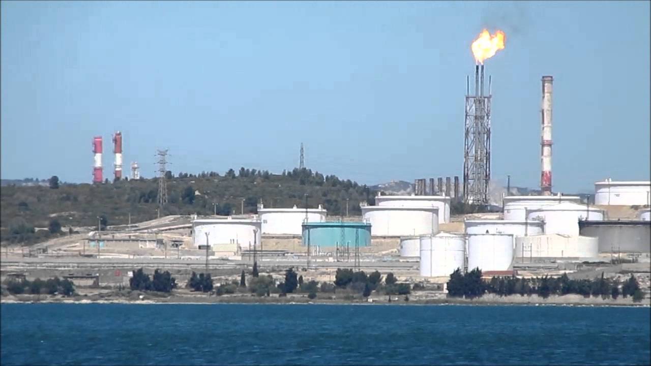 La flamme d'une usine pétrochimique à Berre - YouTube