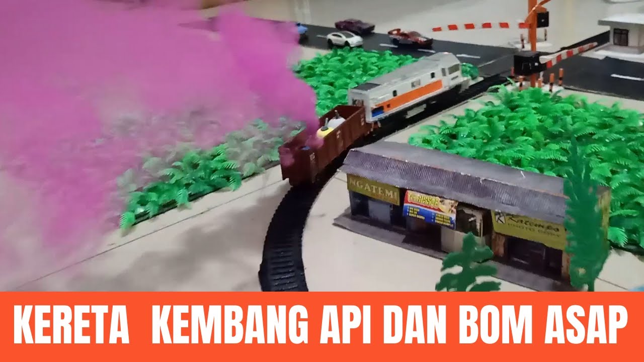 Merakit kereta api membawa kembang api dan bom asap hingga anjlok dan ...