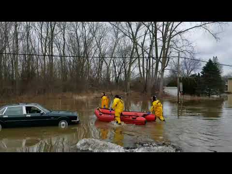 Man rescued after Jaguar stalls in flooded Saginaw intersection