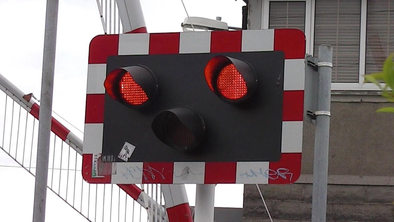 Level Crossing at Bray Daly Station, Wicklow - YouTube