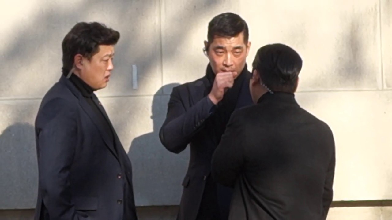 200121 G-DRAGON 지드래곤 - 80% of adults smoke IN KOREA, GD'S BODYGUARDS ...