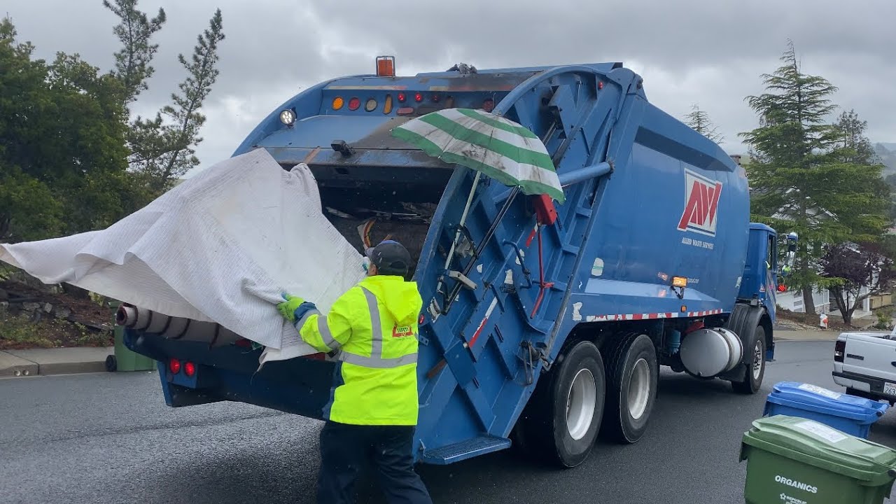 Allied Waste Branded | WX McNeilus XC Rear Loader | Crushing Bulky ...