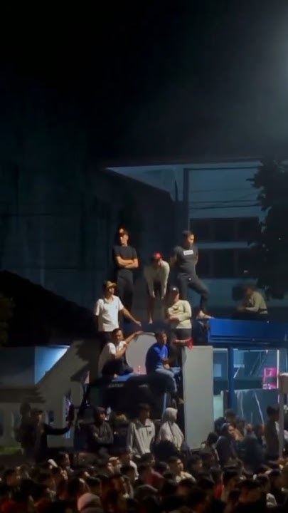 Suasana nonton bareng di depan patung pak tani alun alun Temanggung Jawa Tengah - YouTube