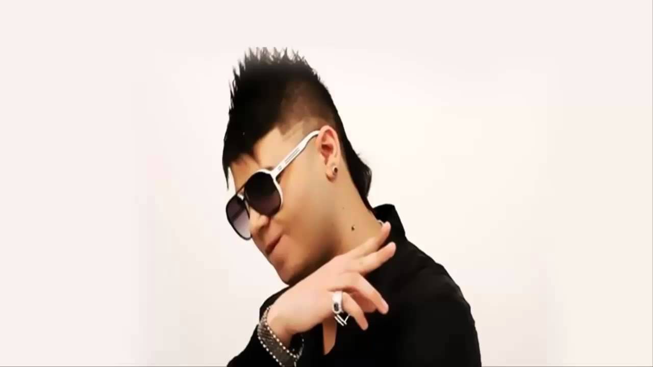 Farruko Piercing En El Cuello