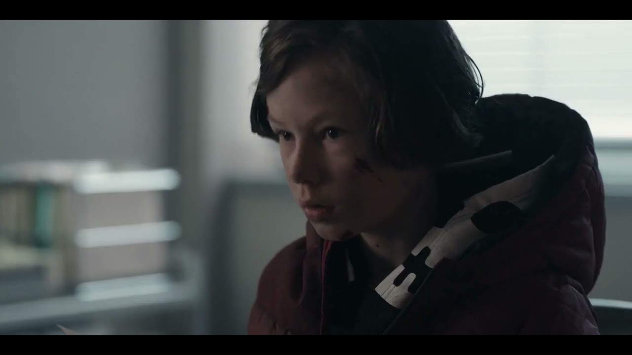 Dark S1E3 | Ines leva Mikkel para o Hospital - YouTube