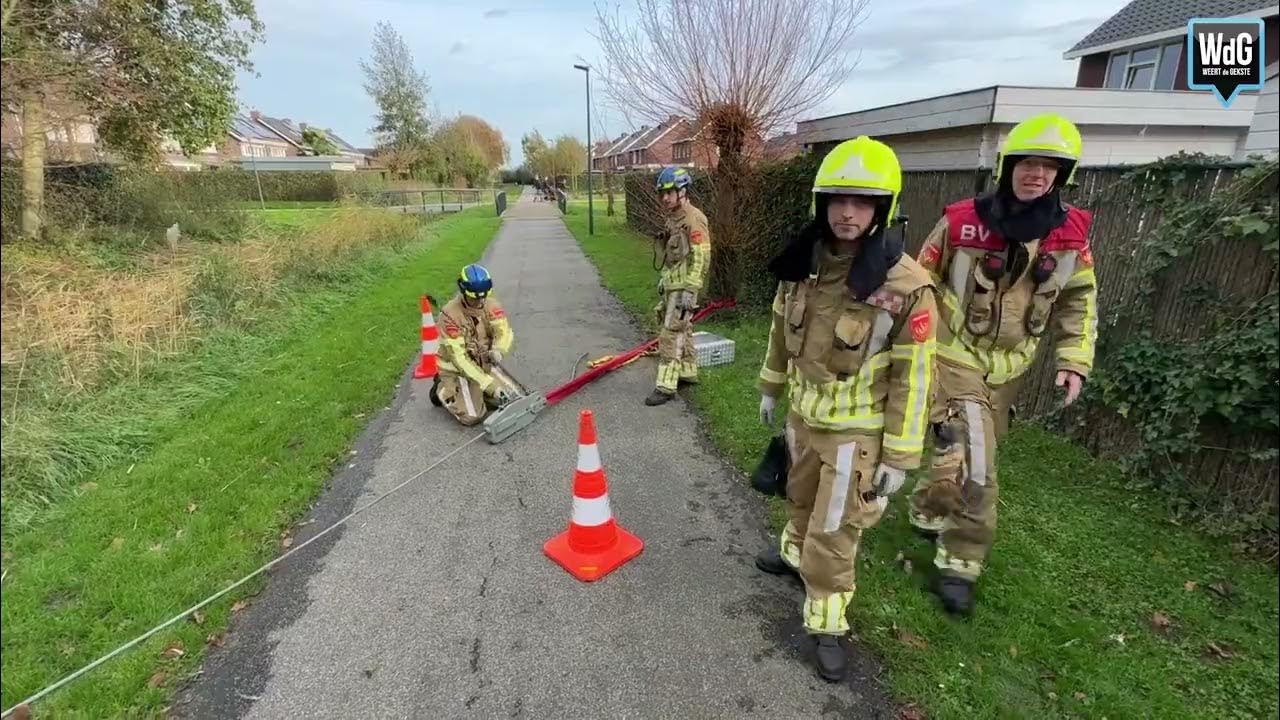 Scheve boom zorgt voor uitdaging voor brandweer - YouTube