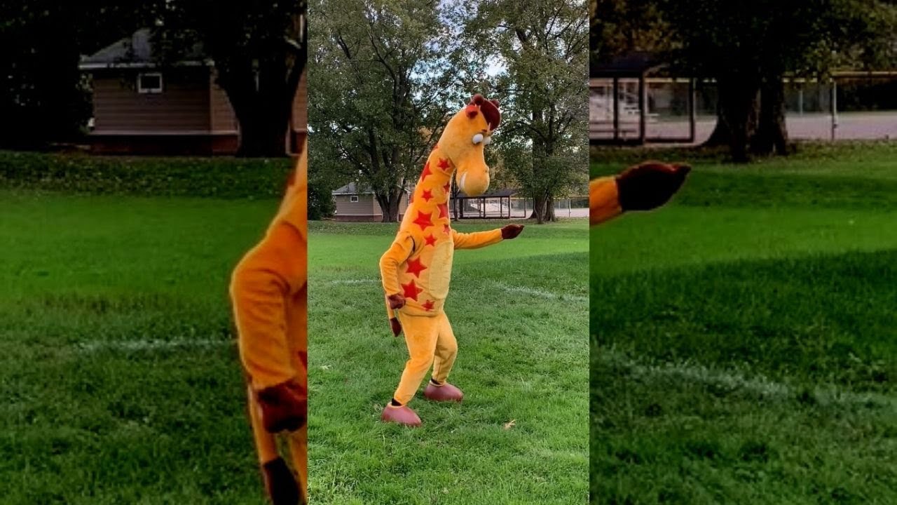Geoffrey the Giraffe Happy Dance 🦒 - YouTube
