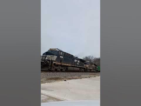 Power DUO "climbing into town blasting horn" Norfolk Southern #8009 led NS #27a @rider22 - YouTube
